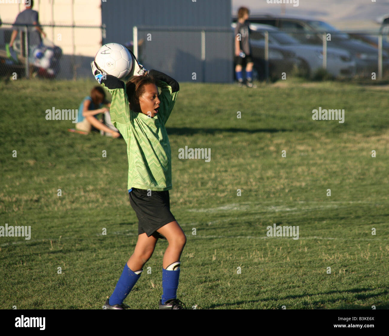 Persona Lanzando Una Pelota De Futbol