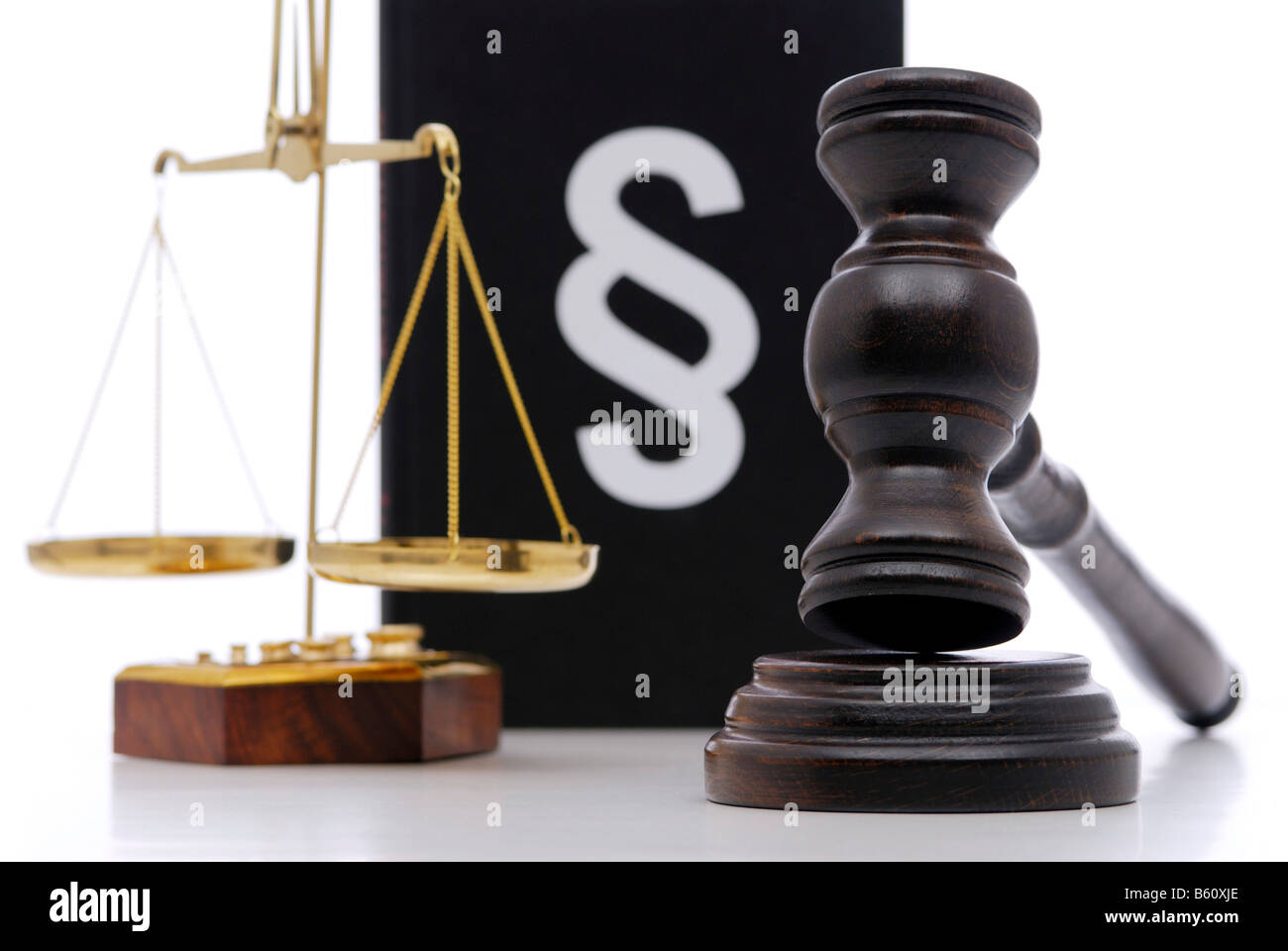 Martillo Del Juez Delante De Un Par De Escalas Y Un Libro De Derecho