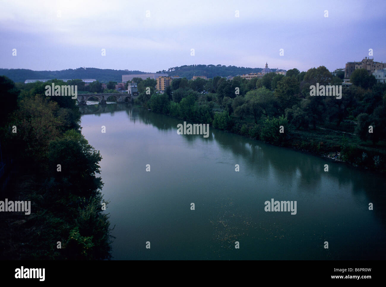El rio tiber fotografías e imágenes de alta resolución - Alamy