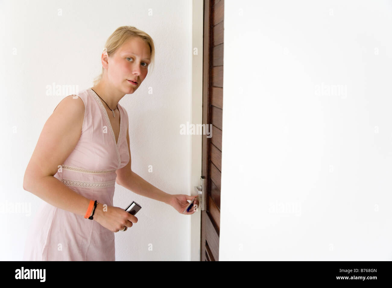 Chica Cerrando La Puerta Fotografías E Imágenes De Alta Resolución Alamy