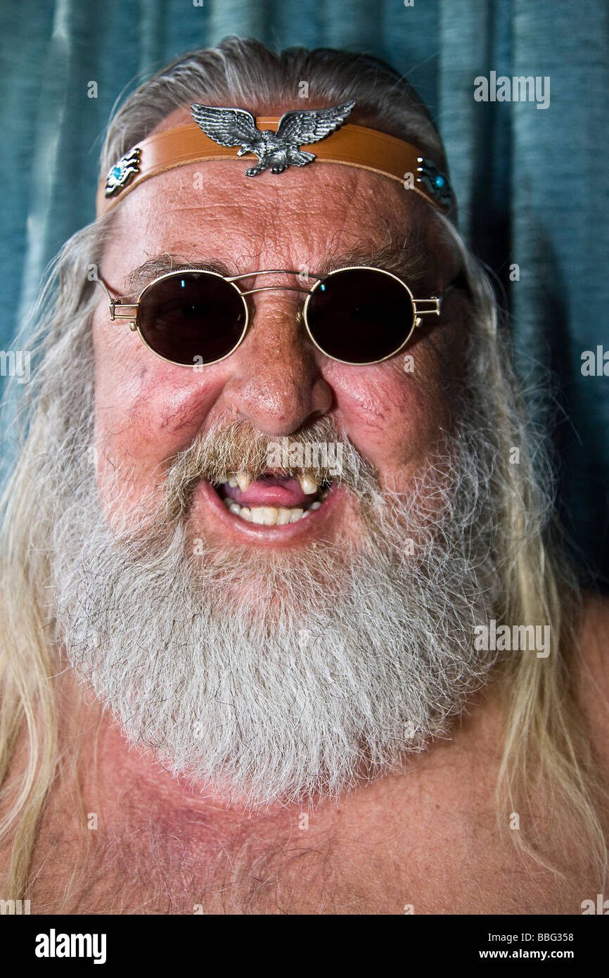 Lima línea Incontable hombres viejos con pelo largo toma una foto ...