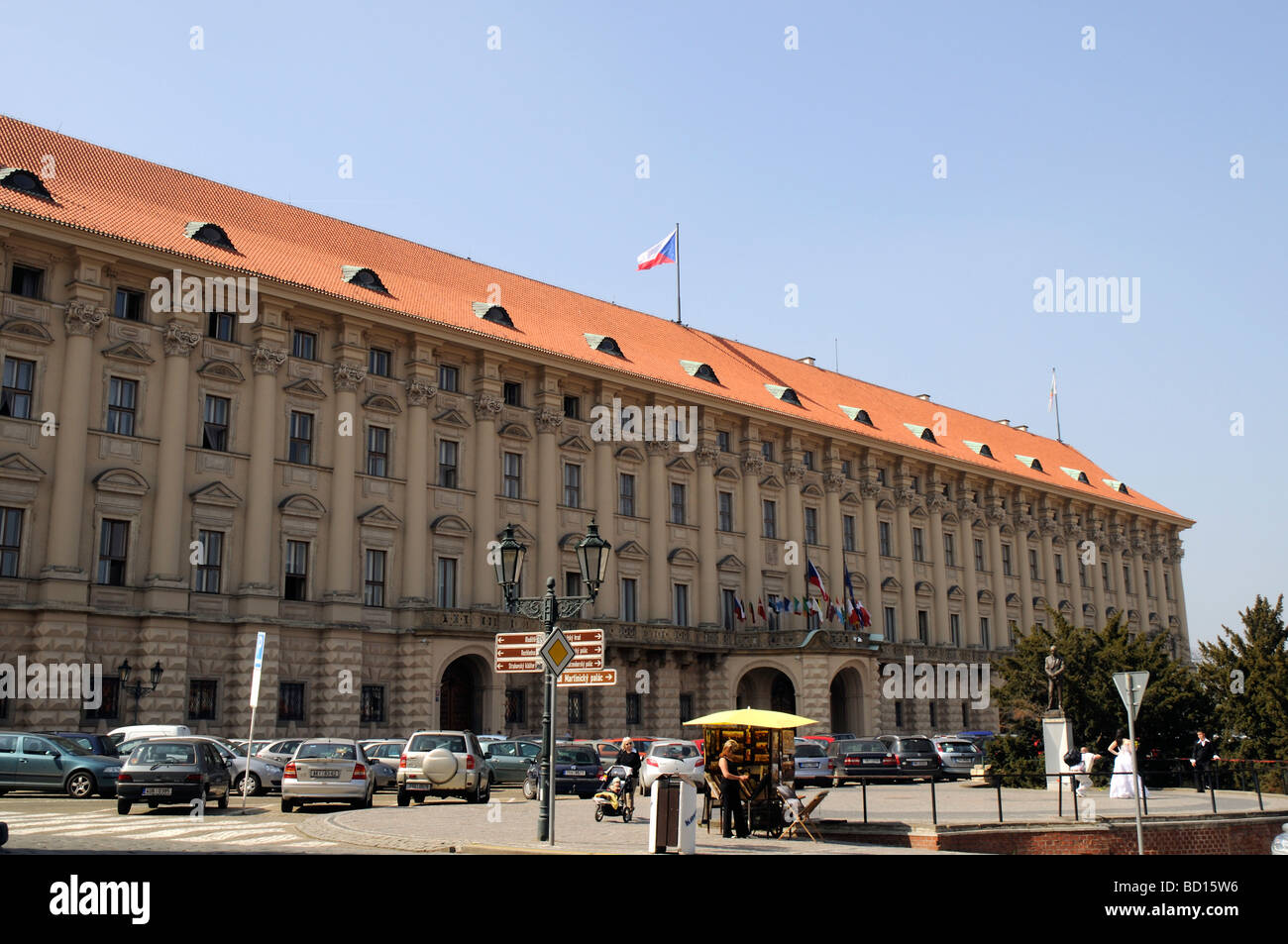 El edificio del Parlamento en Praga, la capital de la República Checa ...