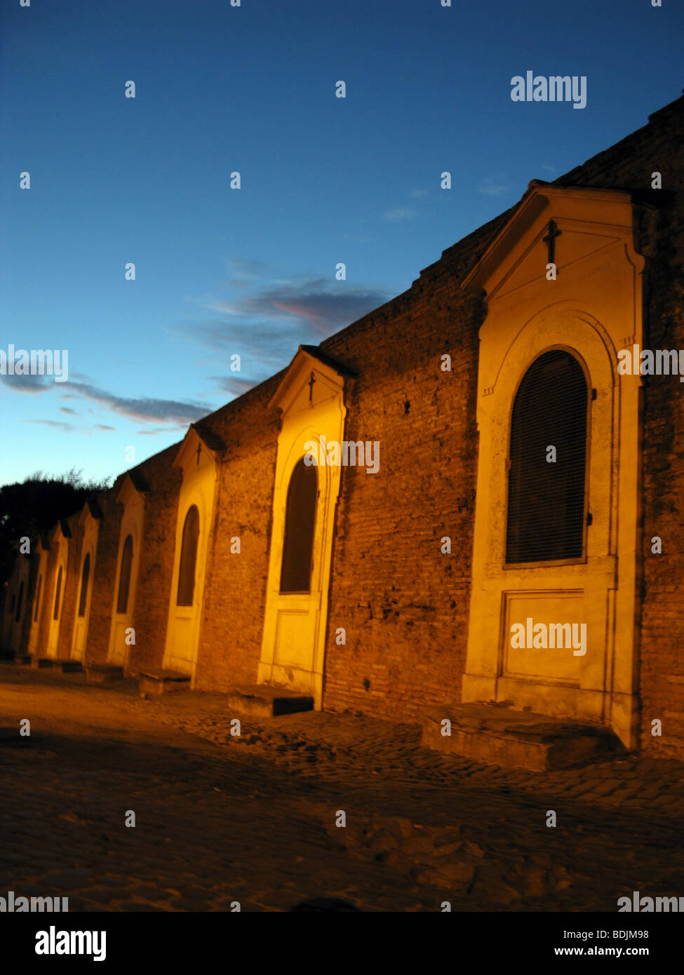 Camino altares laterales por San Bonaventura iglesia de noche en Roma ...