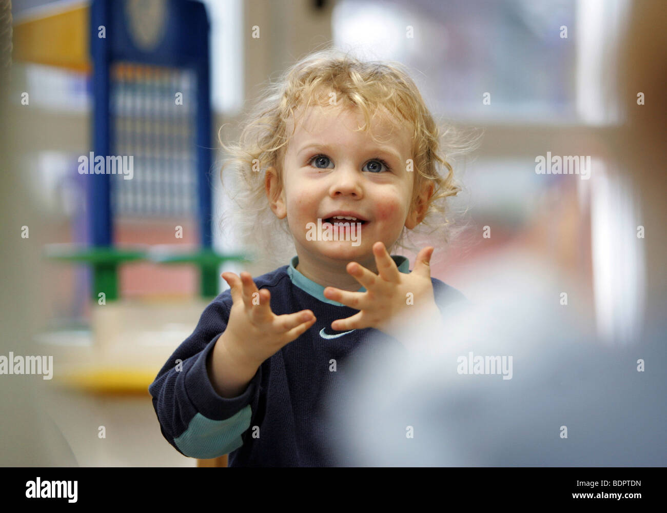 Niño En Kindergarten Clase Fotografía De Stock Alamy