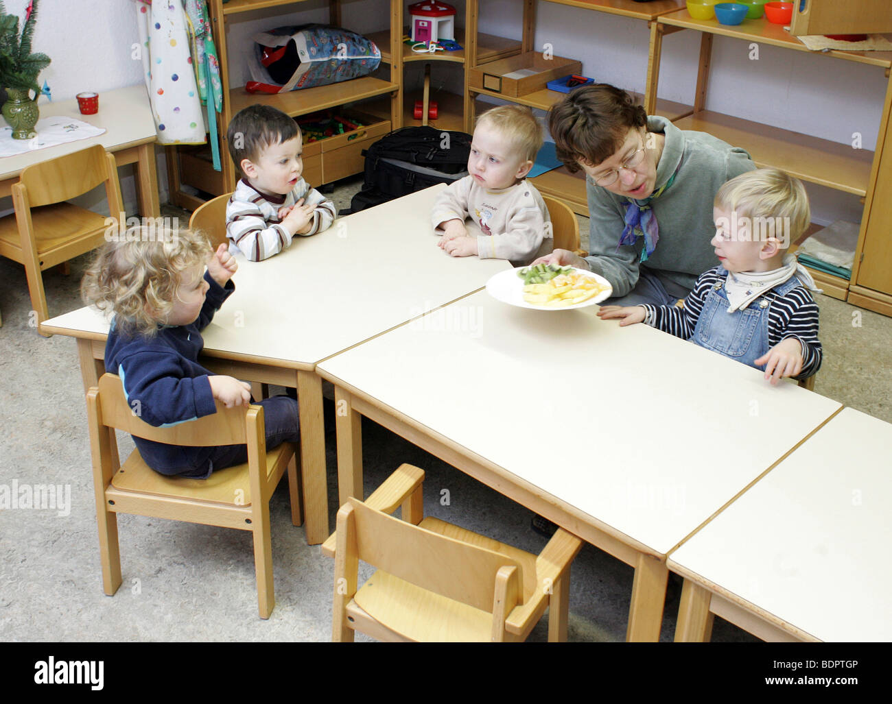Los Niños En Kindergarten Clase Fotografía De Stock Alamy