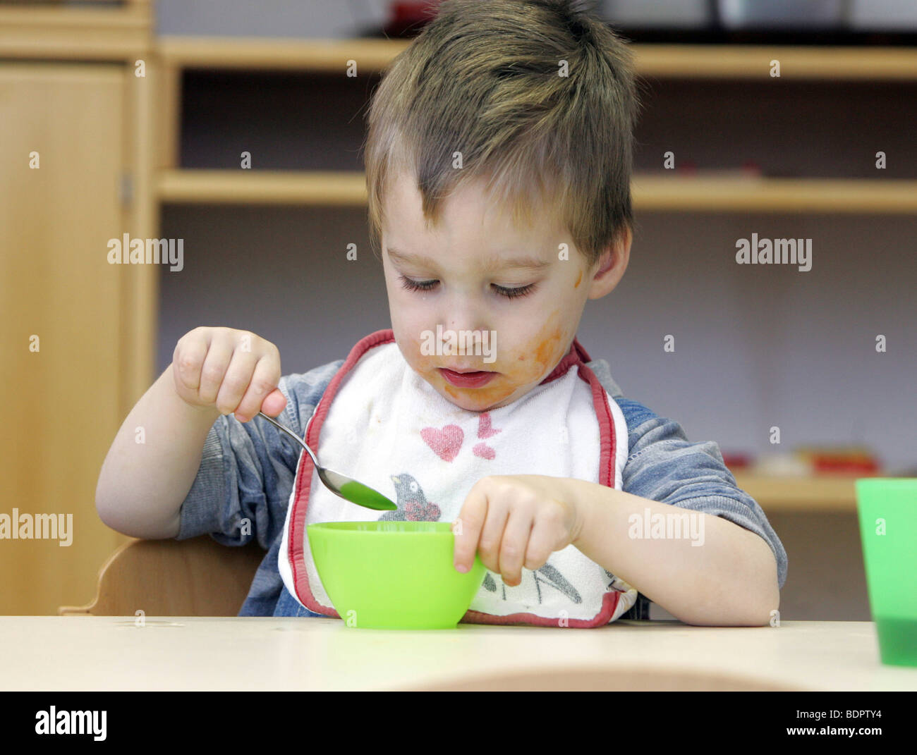 Niños Comiendo En Kindergarten Clase Fotografía De Stock Alamy