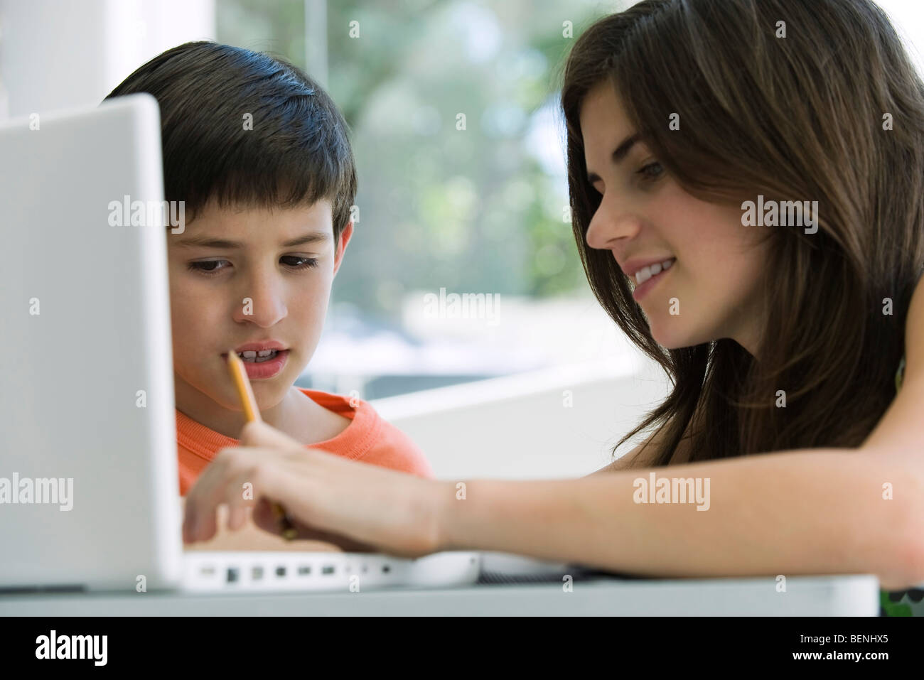 Hermana Hablando Con El Hermano Mayor Fotografías E Imágenes De Alta