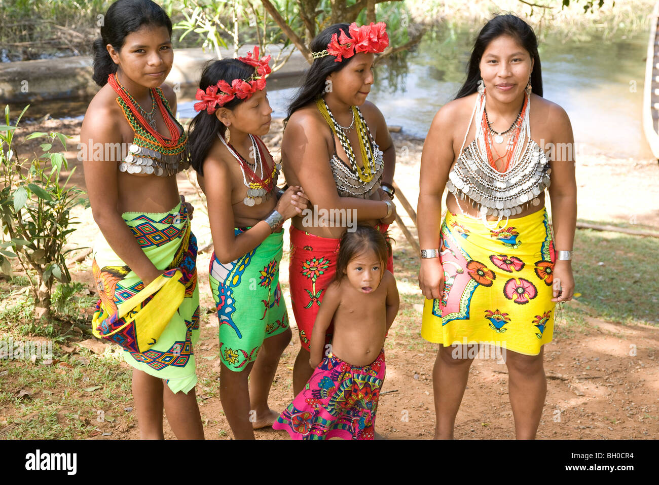 Las Mujeres Jóvenes Con Hijos Aldea De Los Indios Embera El Parque