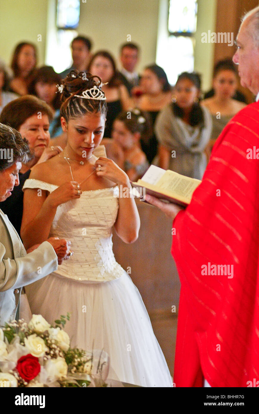 Misa De Adolescentes Hispanos De Quinceañera Fotografías E Imágenes De