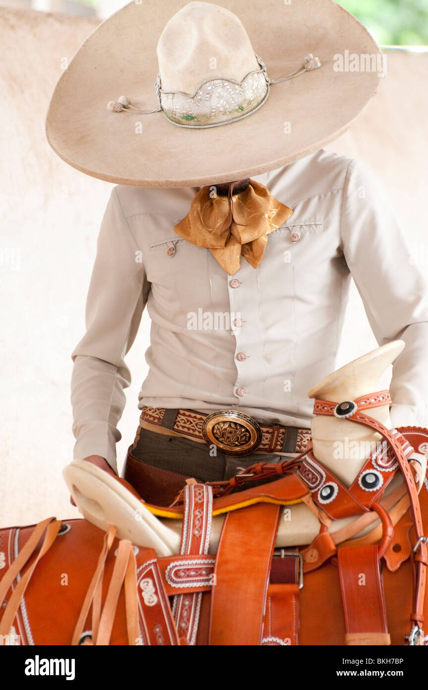 Guadalajara, México, el Charro Mexicano (Cowboy) listo ensillar su ... Guadalajara, México, el Charro Mexicano (Cowboy) listo ensillar su ...