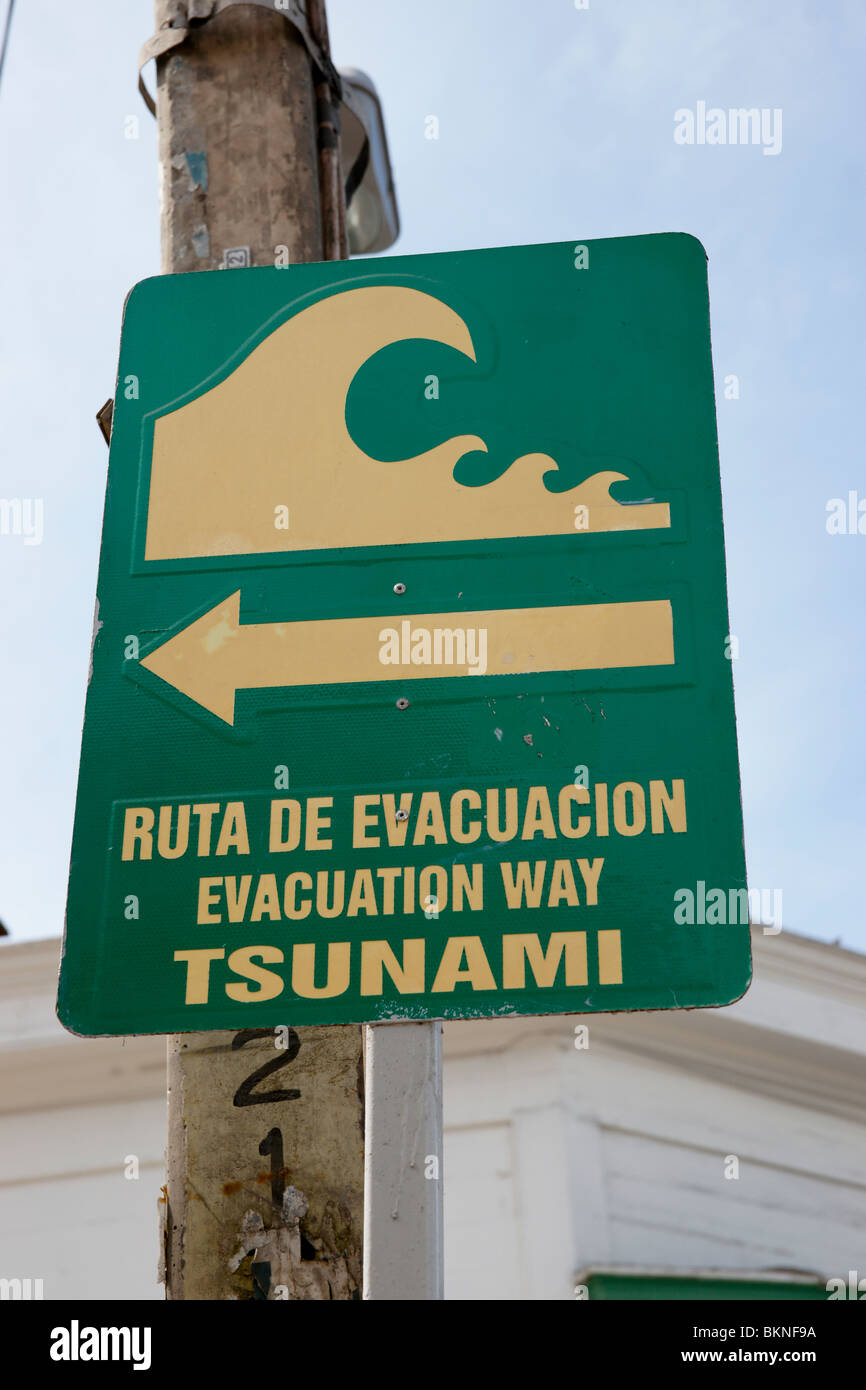 Ruta De Evacuación Tsunami Señal De Advertencia Fotografía De Stock Alamy
