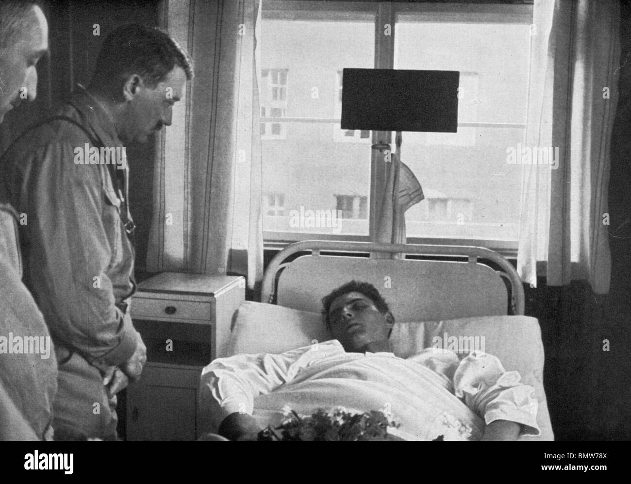 ADOLF Hitler con un soldado SS hospitalizados en 1931 Fotografía de ...