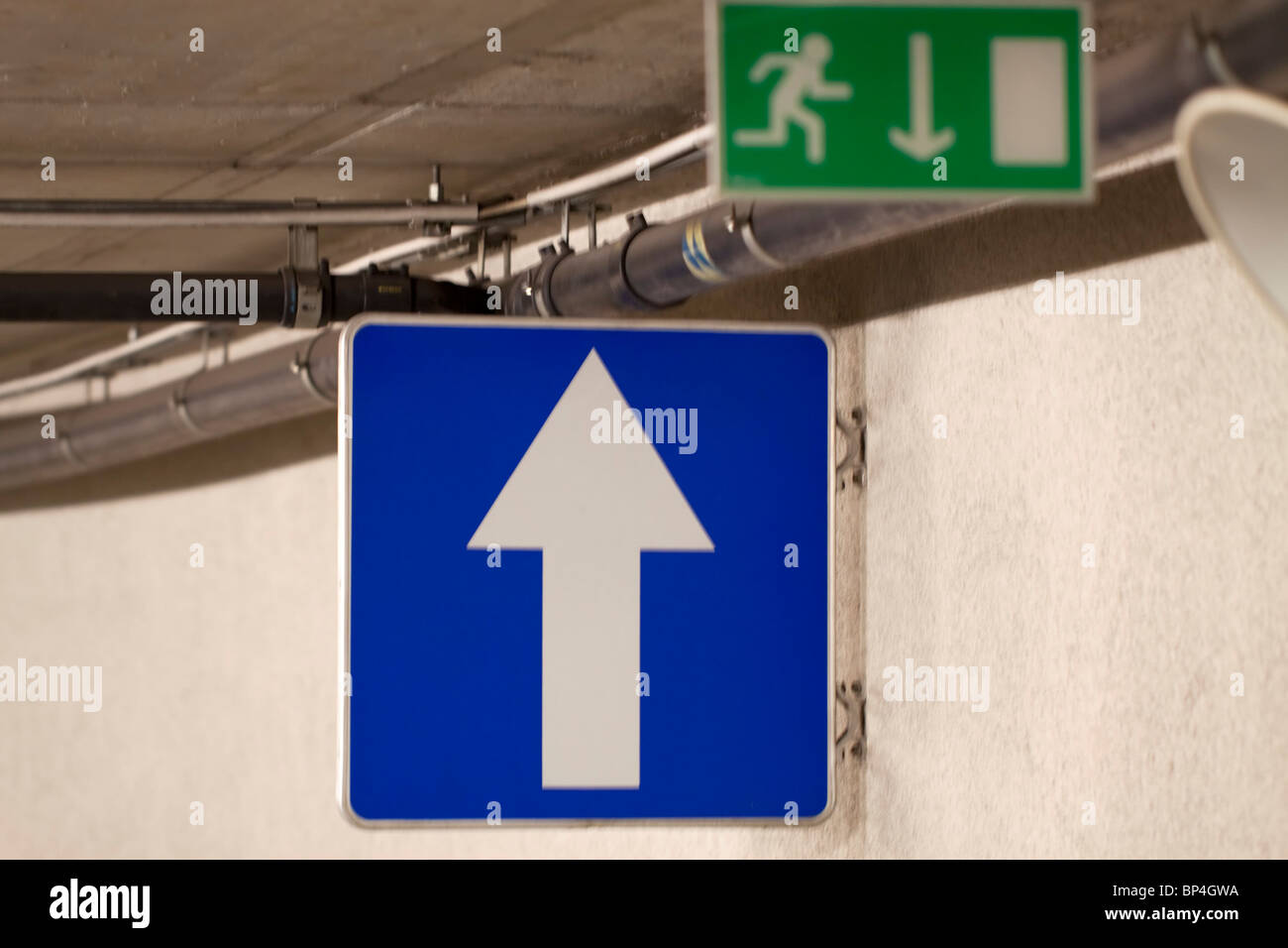 eje loco Anuncio señal flecha hacia arriba microondas Obediente Sacrificio eje loco Anuncio señal flecha hacia arriba microondas Obediente Sacrificio