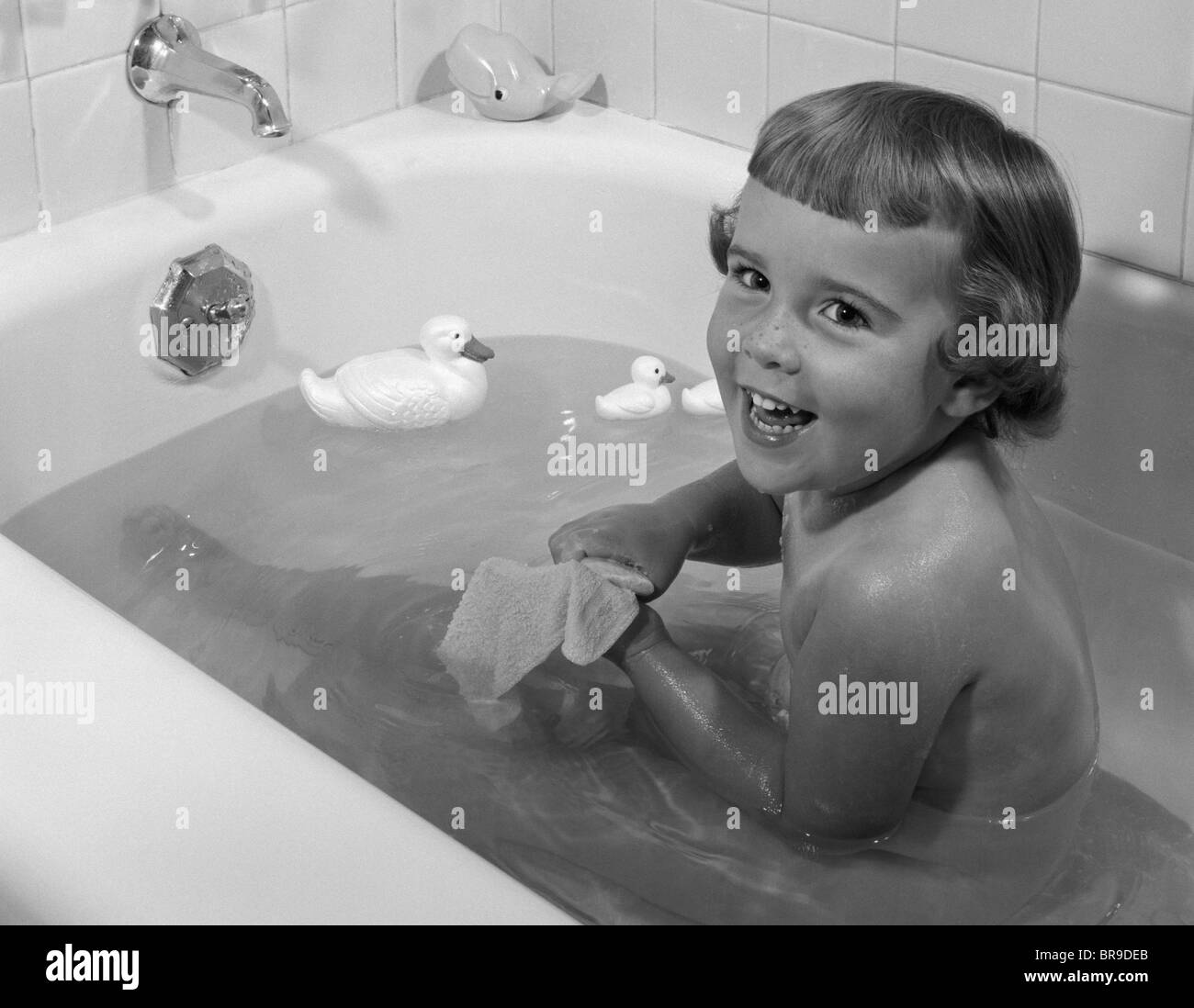 Niña Bañándose En El Baño Imágenes De Stock En Blanco Y Negro Alamy