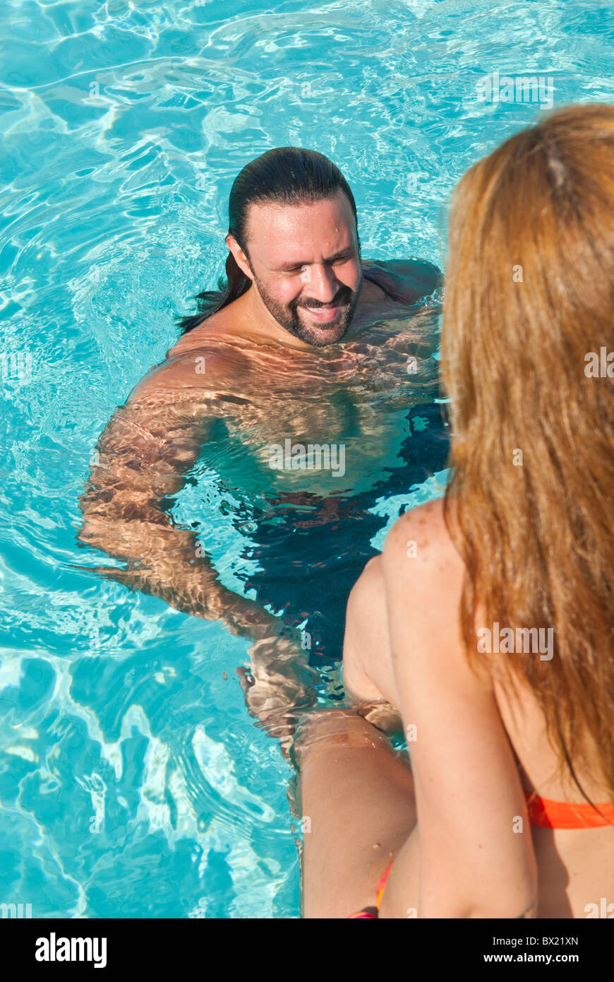 El Hombre Y La Mujer Por La Piscina Beirut Líbano Oriente Medio Asia