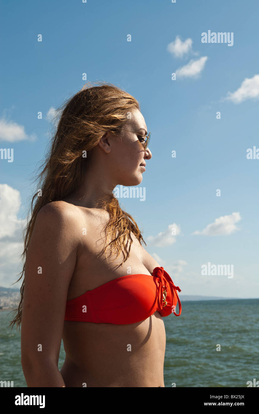 Mujer En Bikini Rojo Mirando El Mar Fotografía De Stock Alamy