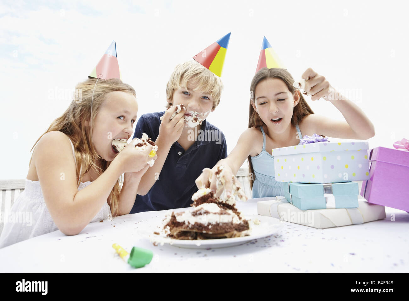 Los Niños Comiendo Pastel De Cumpleaños Fotografía De Stock Alamy