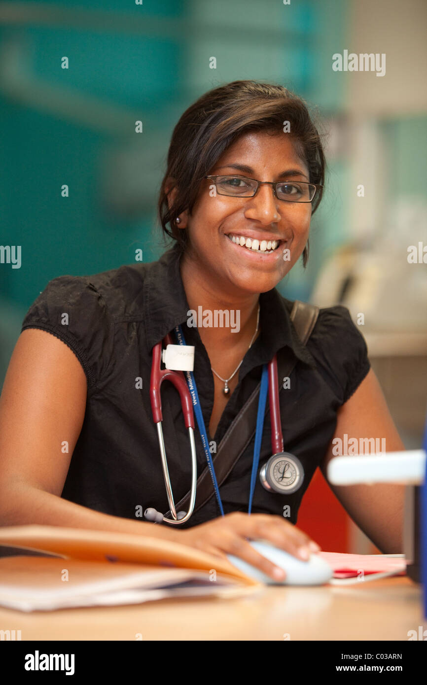 Female doctor fotografías e imágenes de alta resolución - Alamy