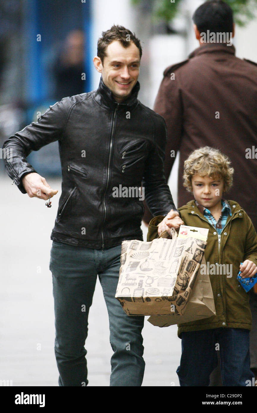 Jude Law 111209 Paparazzi Fotografías E Imágenes De Alta Resolución Alamy