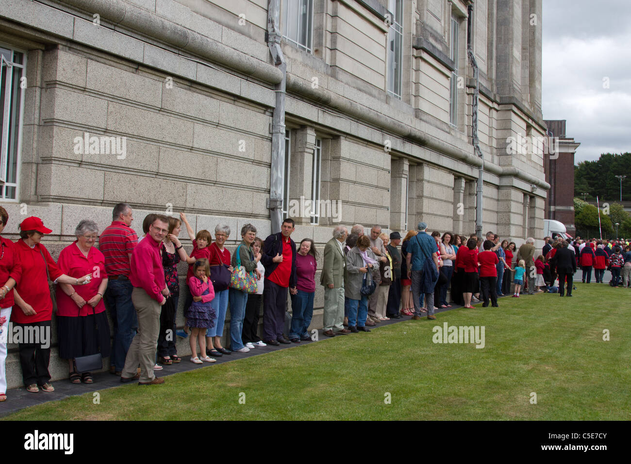 Human chain fotografías e imágenes de alta resolución - Alamy