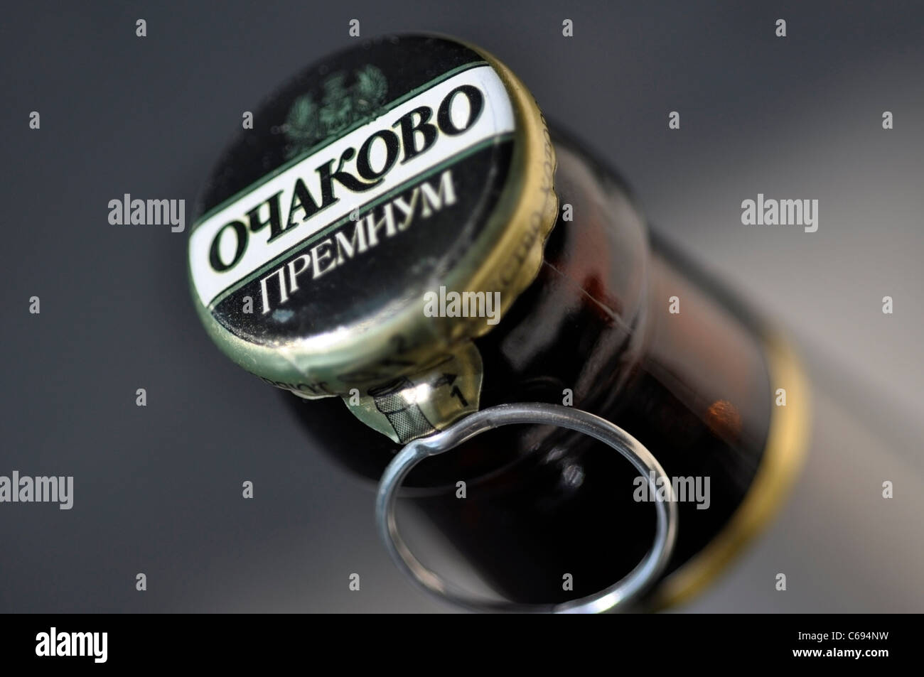 Beer bottle top fotografías e imágenes de alta resolución - Alamy