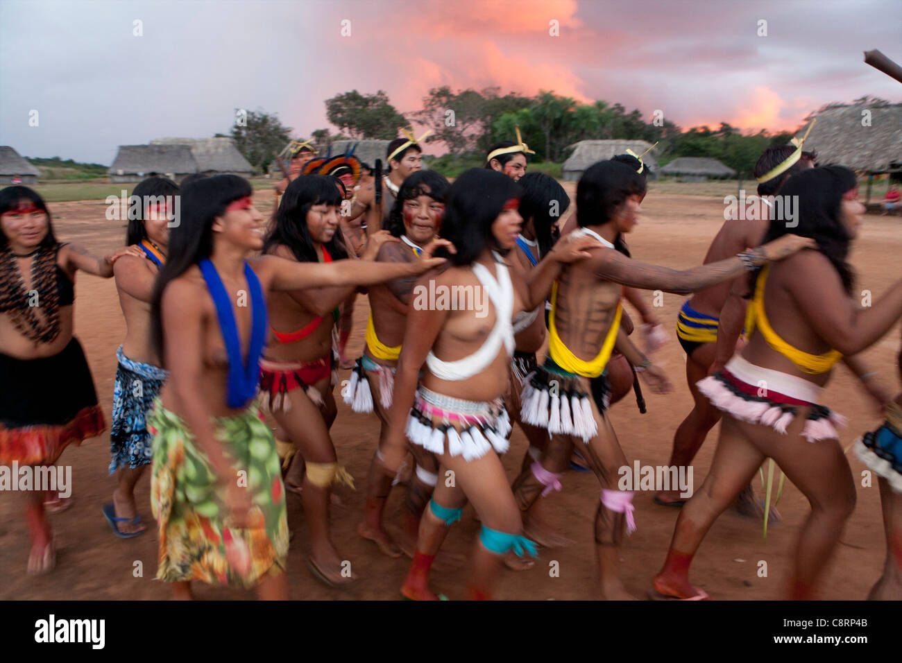 Danza Tradicional Por Los Indios Xingu En El Amazonas Brasil