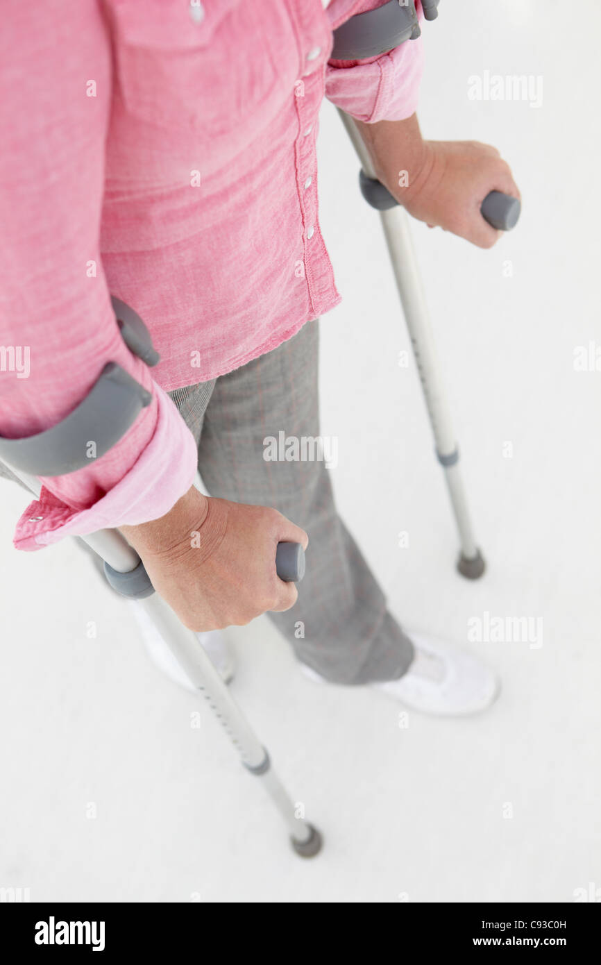Mujer Con Fractura De Pie Muletas Fotografías E Imágenes De Alta