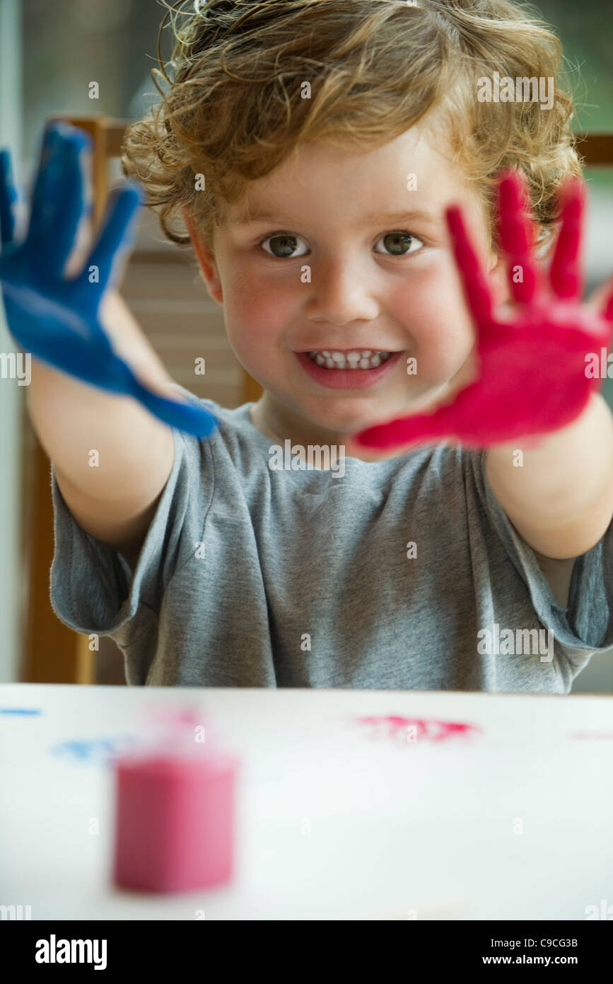 Chico Con Las Manos Cubiertas De Pintura Fotografía De Stock Alamy