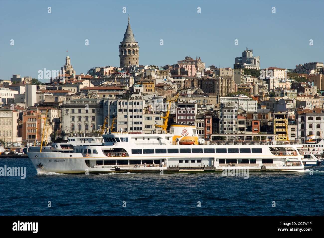 Ferry con el distrito de Beyoglu de Estambul detrás del litoral del ... Ferry con el distrito de Beyoglu de Estambul detrás del litoral del ...