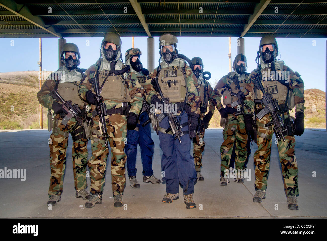 Swat team weapons fotografías e imágenes de alta resolución - Alamy