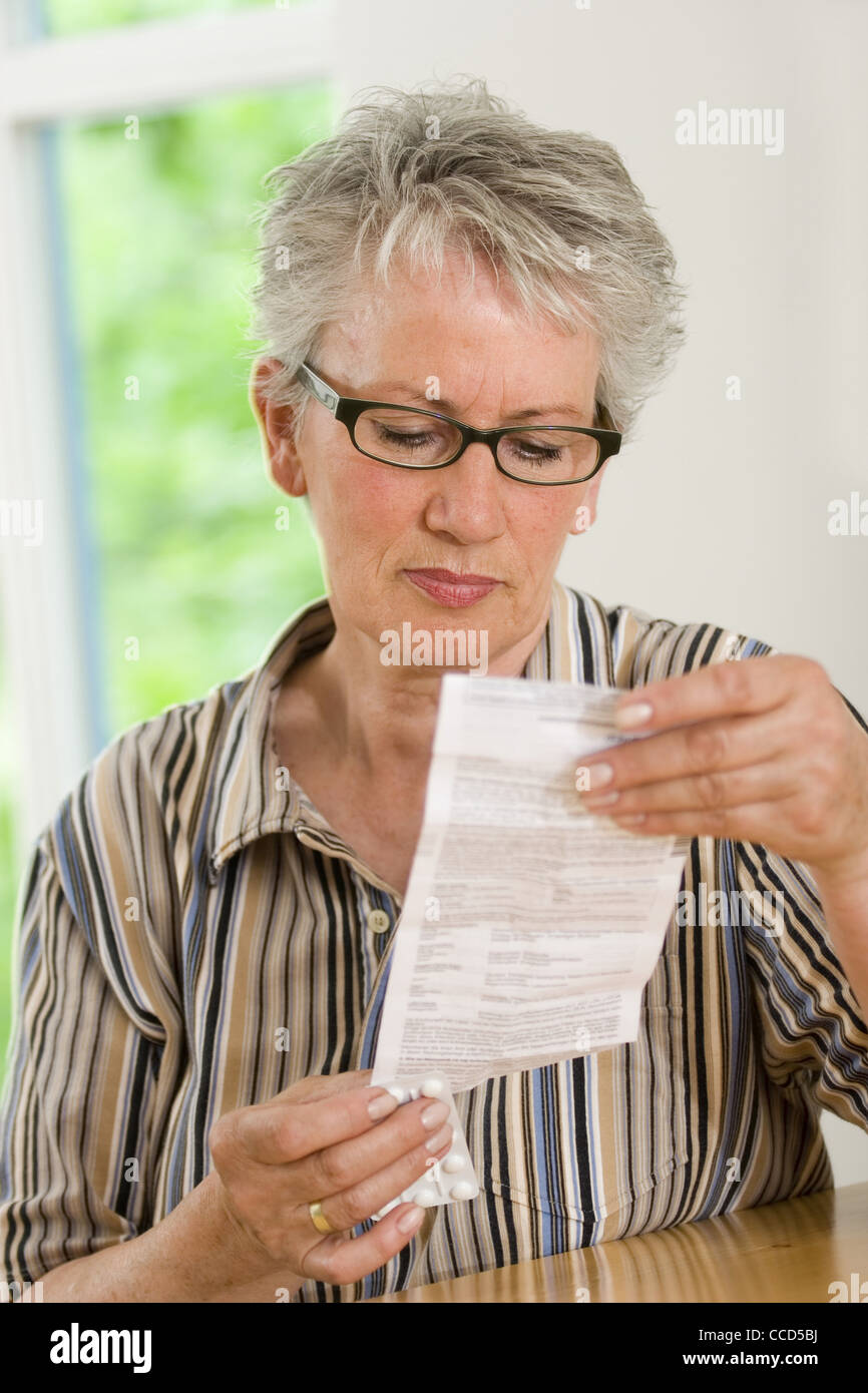 Persona De Sexo Femenino Edad Está Leyendo Un Folleto De Instrucciones Fotografía De Stock Alamy