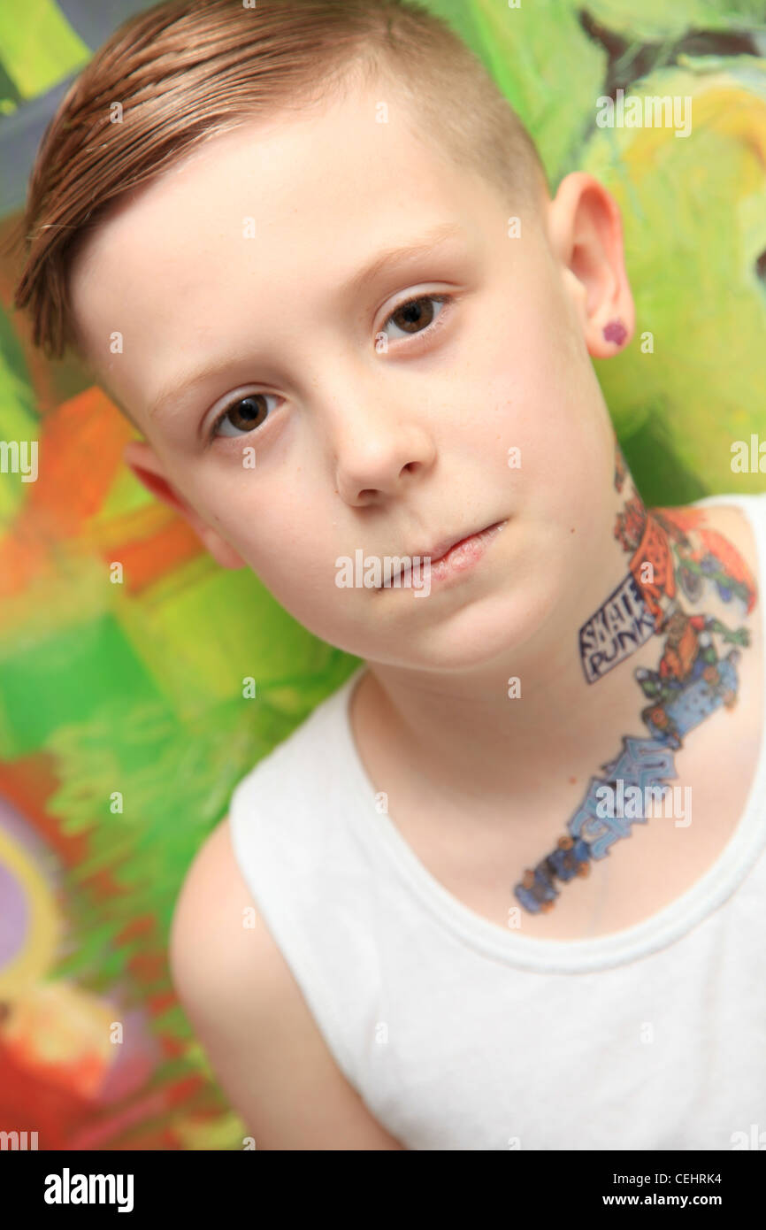 Retrato de un niño de 8 años con un tatuaje y actitud Fotografía de ... Retrato de un niño de 8 años con un tatuaje y actitud Fotografía de ...