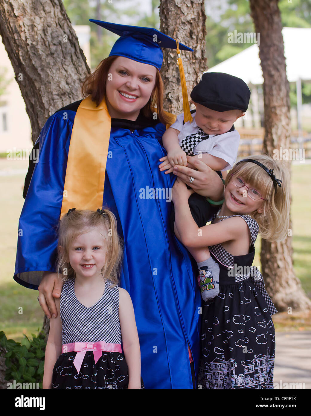 Mama con su hijo en la graduacion fotografías e imágenes de alta ...