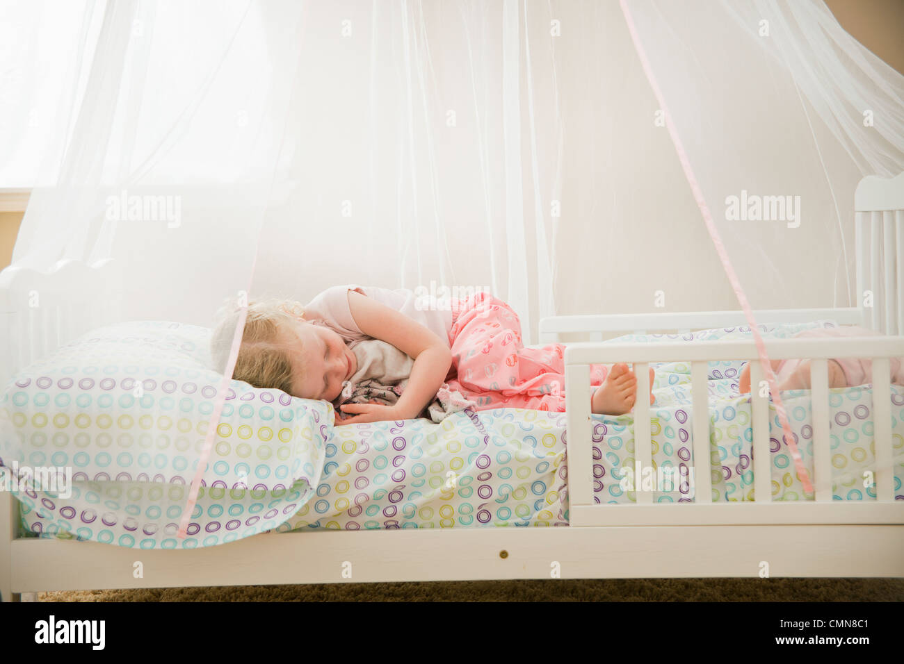 Chica Caucásica Durmiendo En Cama Fotografía De Stock Alamy