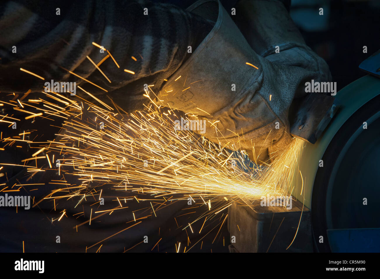 Chispas volando fotografías e imágenes de alta resolución - Alamy