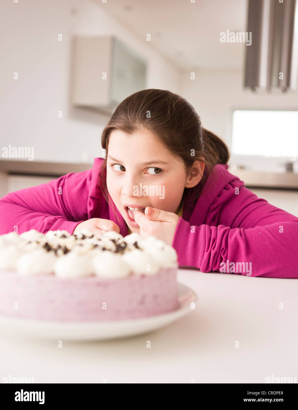Las Niñas Nibbling Sobre Un Creampie Fotografía De Stock Alamy