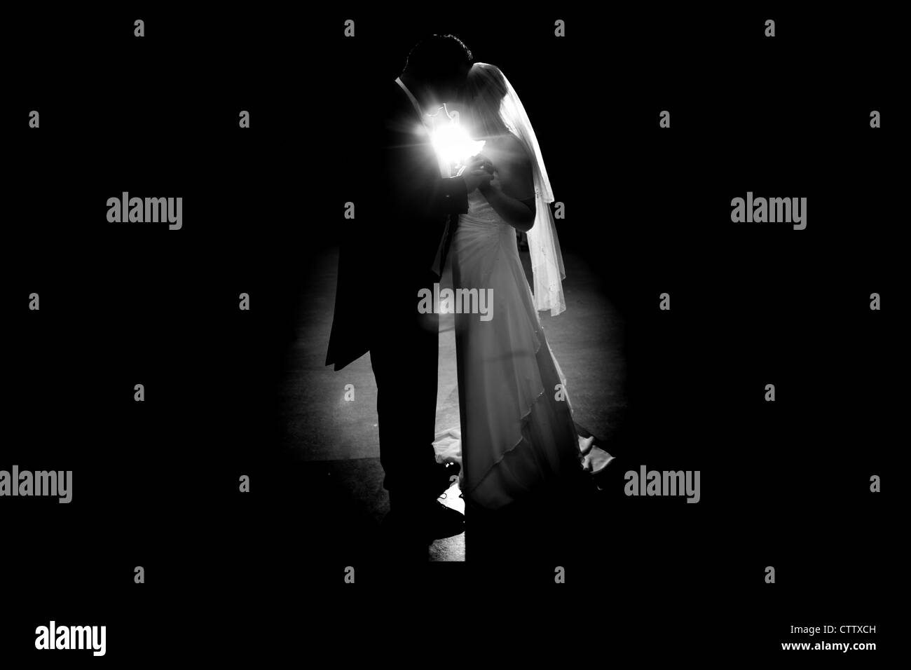 La Novia Y El Novio Bailando Una Boda Fotograf a De Stock Alamy la-novia-y-el-novio-bailando-una-boda-fotograf-a-de-stock-alamy