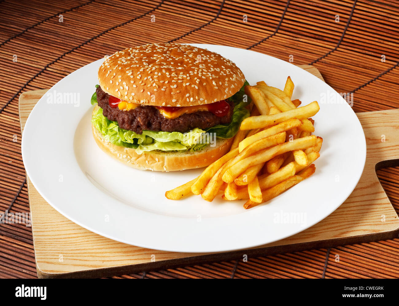 Hamburguesa Casera Con Una Carne Empanada Sobre Una Cama De Lechuga Con Un Lado De Papas Fritas