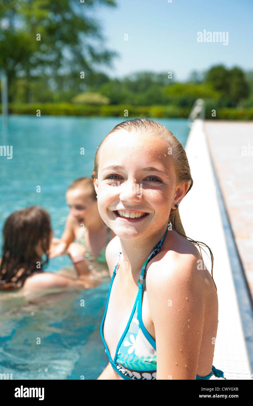 12 13 Años Bikini En La Piscina Fotografías E Imágenes De Alta