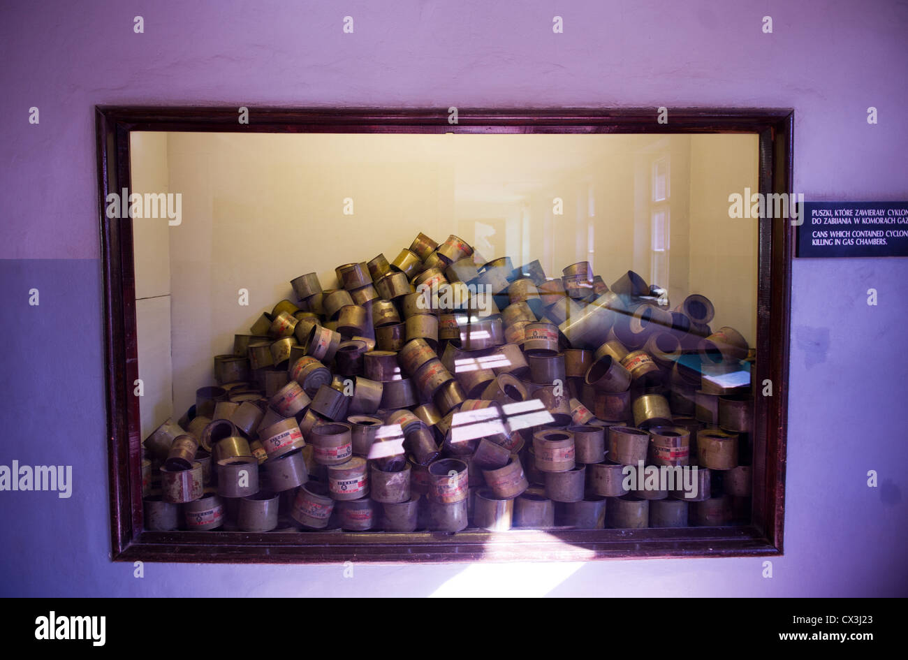 Zyklon B Gas Canisters Fotos e Imágenes de stock - Alamy