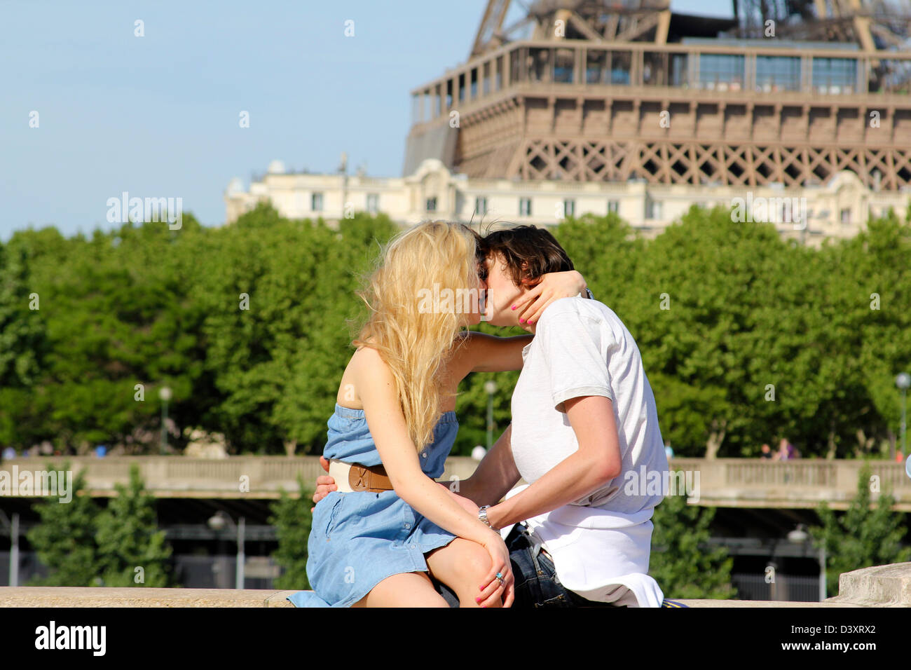 París Romántico Pareja De Adolescentes Franceses Besándose Sentados