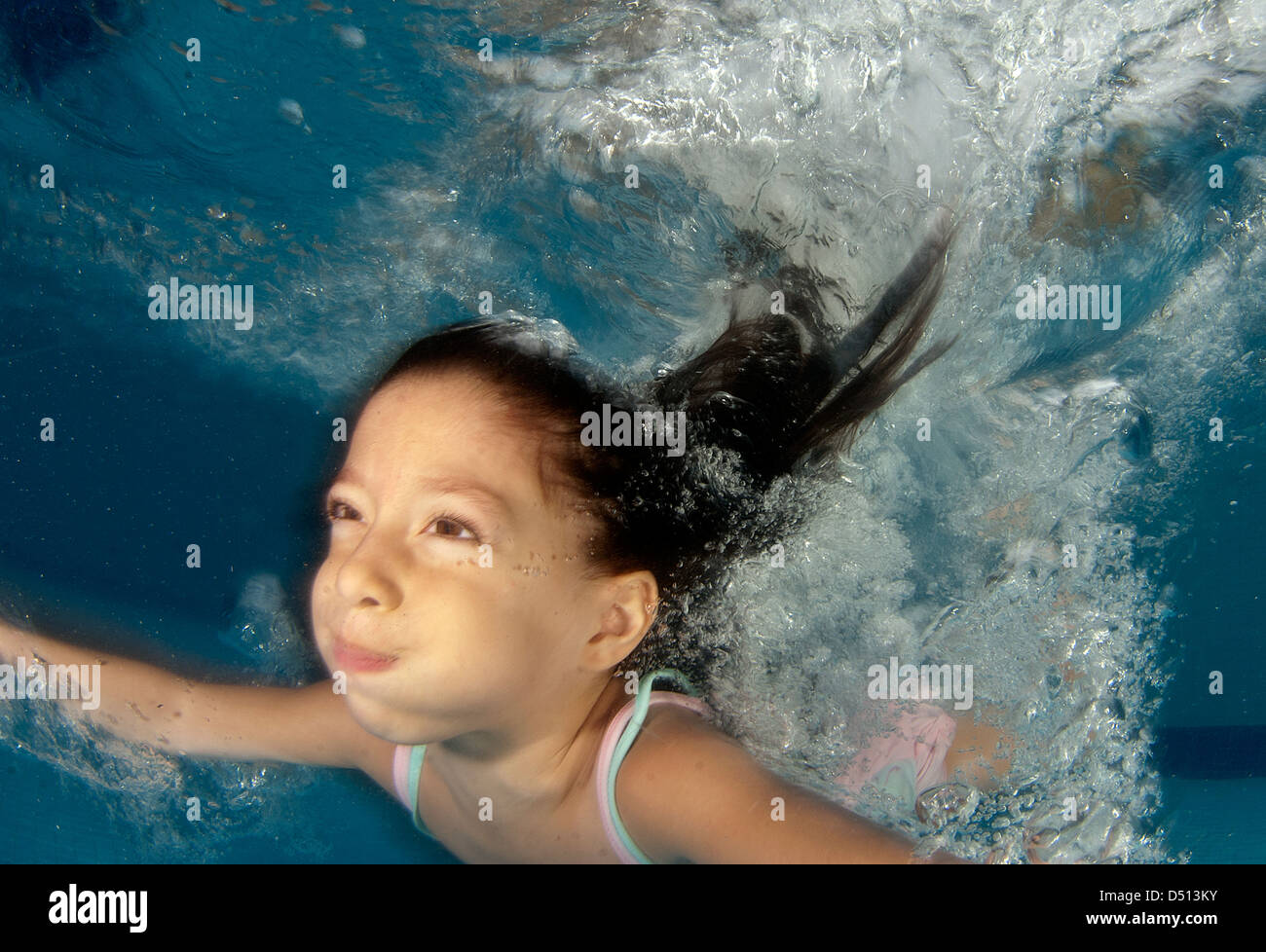 Niña De 4 Años Jugando Bajo El Agua En Una Piscina Fotografía De Stock Alamy