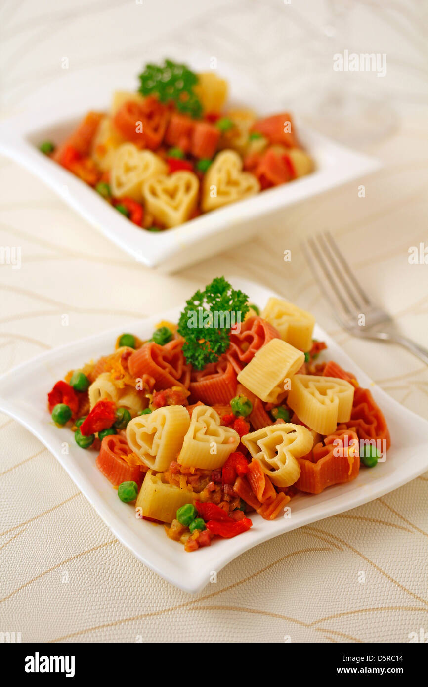 Pasta en forma de corazón Fotos e Imágenes de stock - Alamy