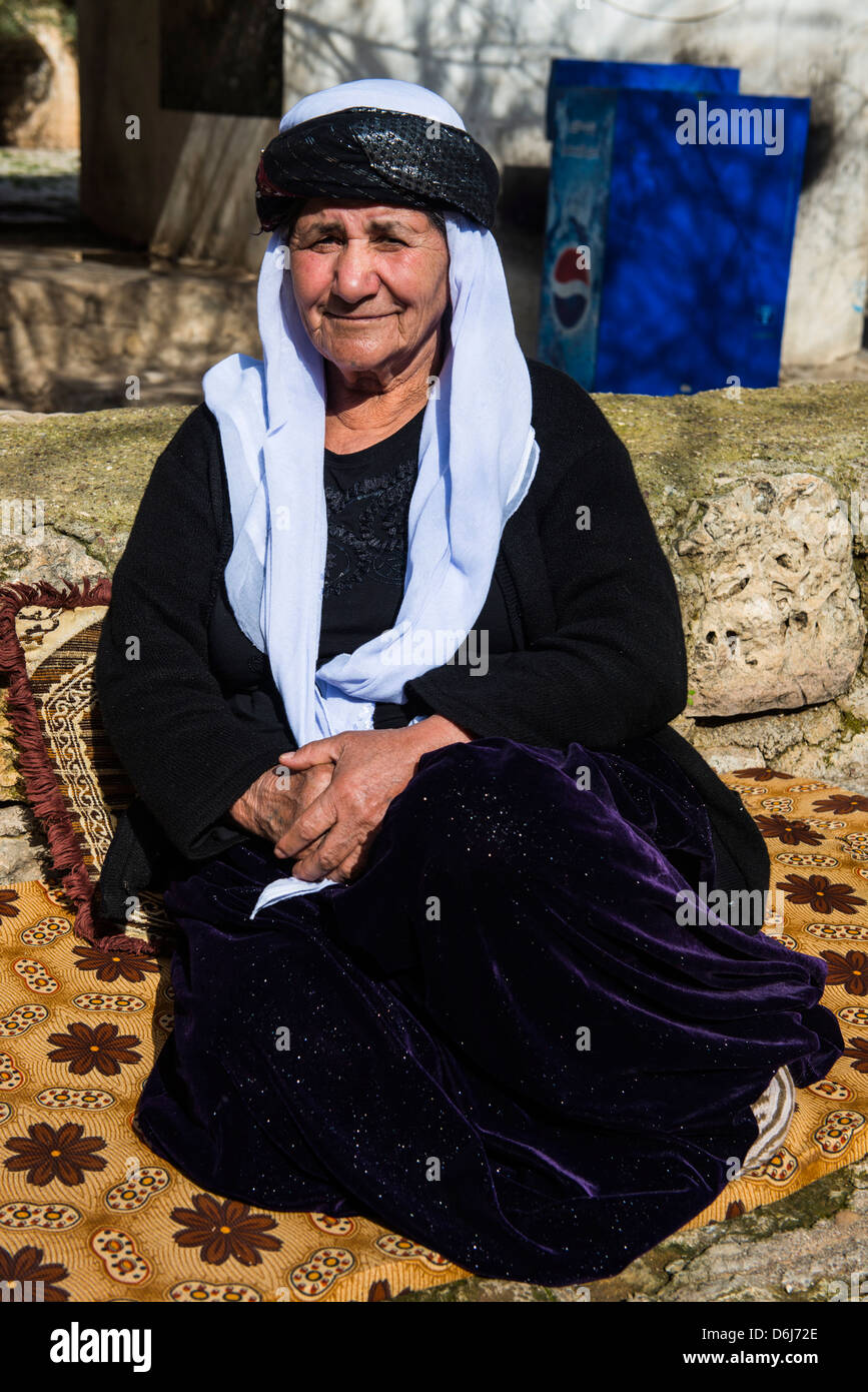 Mujer Yazidí En Lalish Capital De La Secta Kurda De Los Yazidíes En El