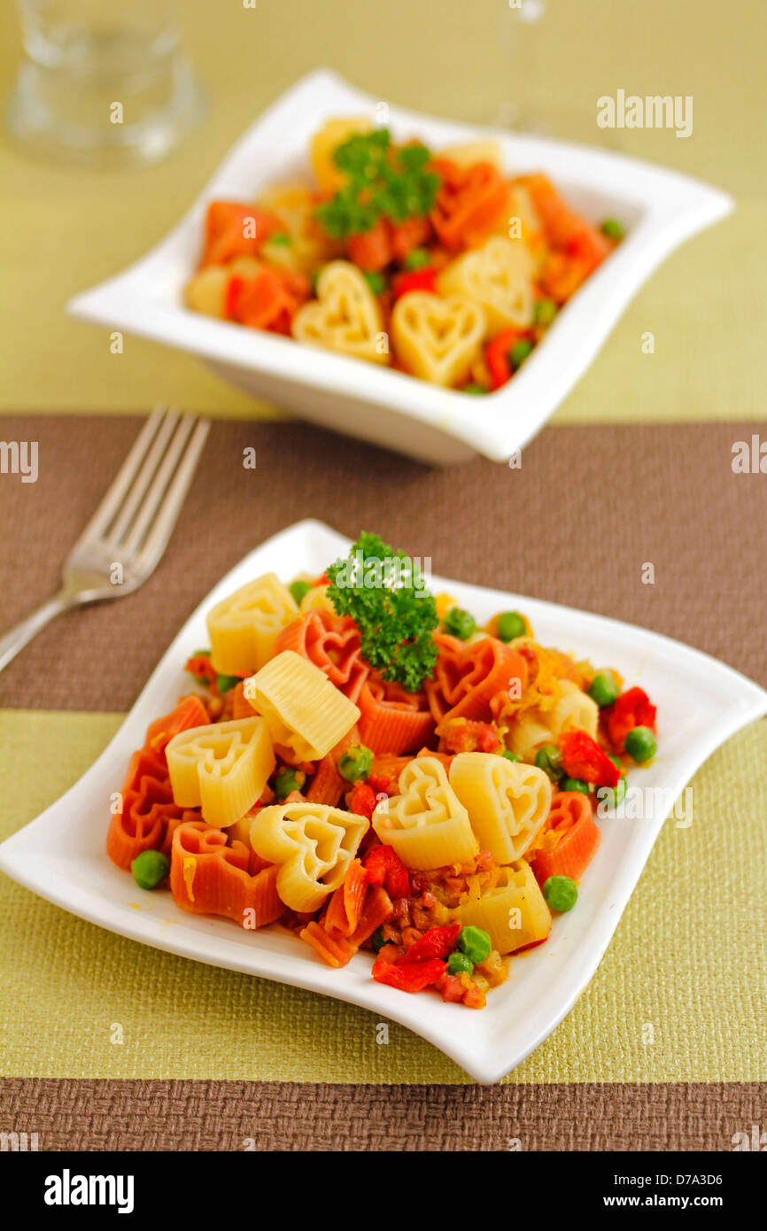 Pasta en forma de corazón Fotos e Imágenes de stock - Alamy