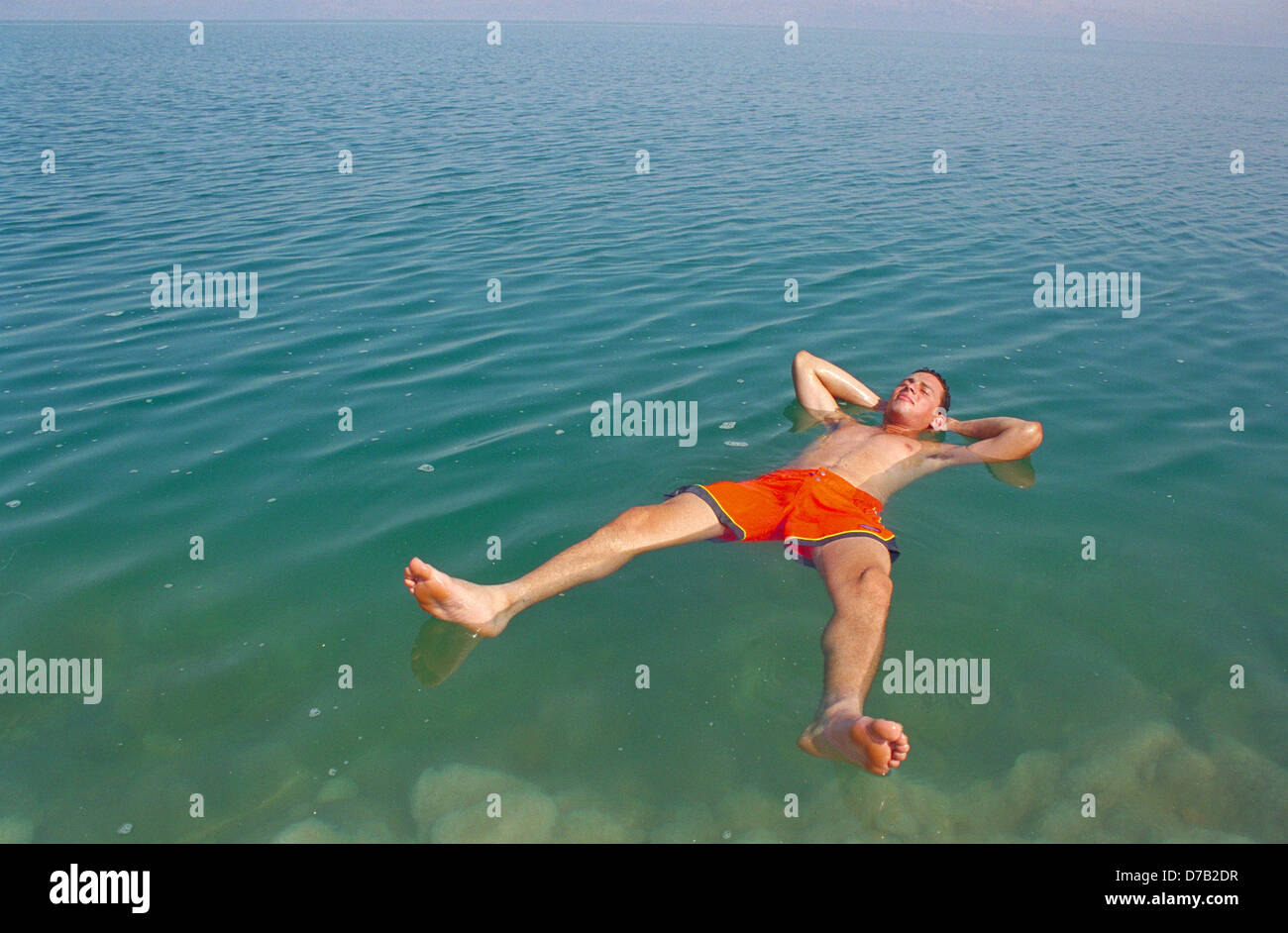 El Hombre Flotando En El Mar Muerto Fotografía De Stock Alamy
