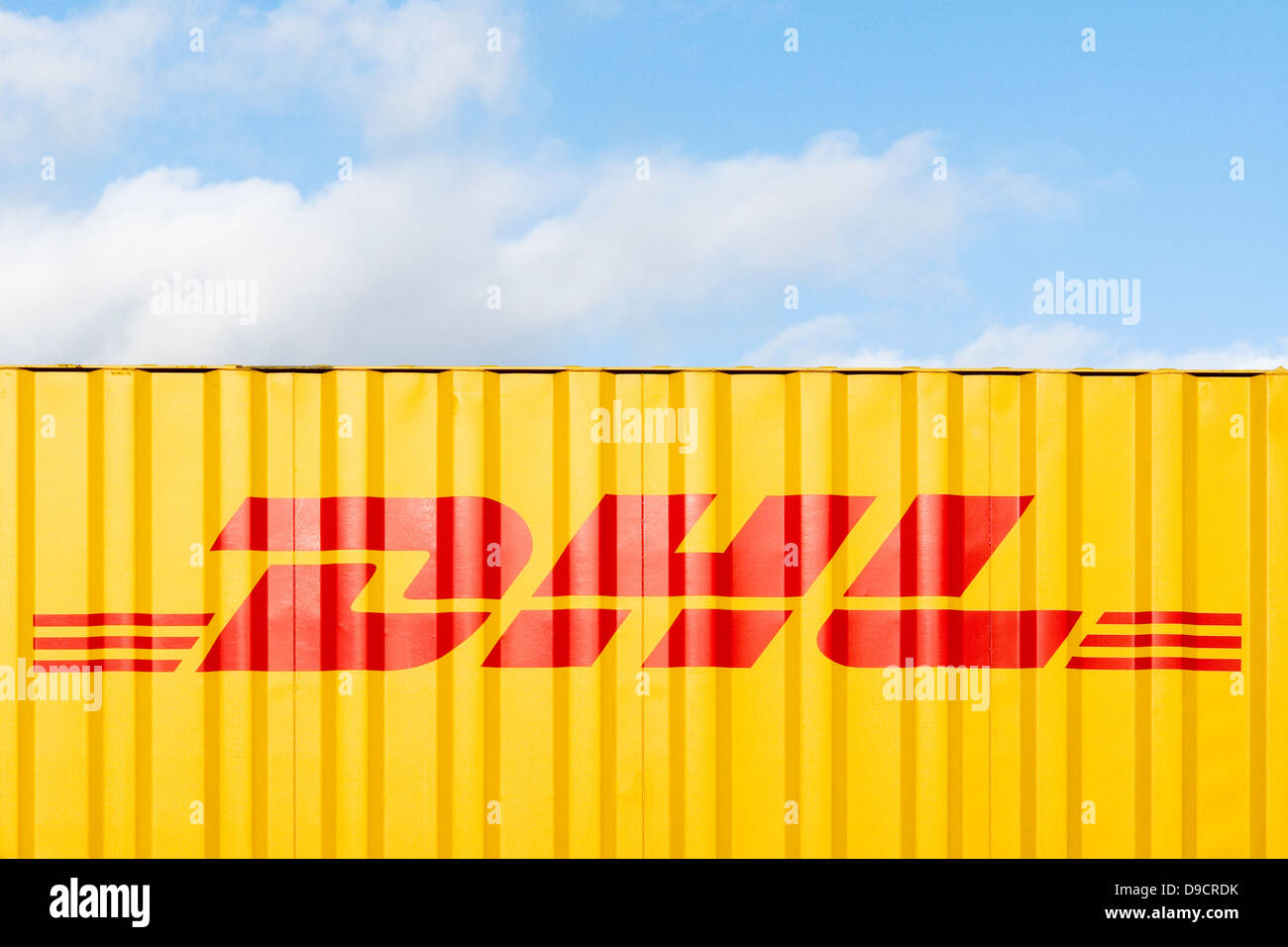 Dhl logo emblem fotografías e imágenes de alta resolución - Alamy