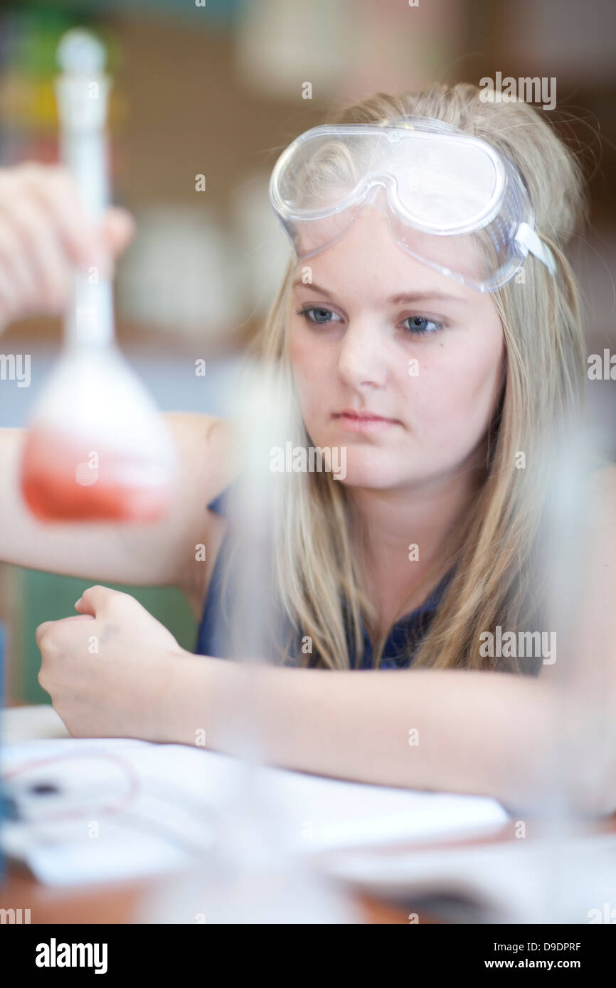 Esperando La Reacción Química En La Ciencia Lección Fotografía De Stock