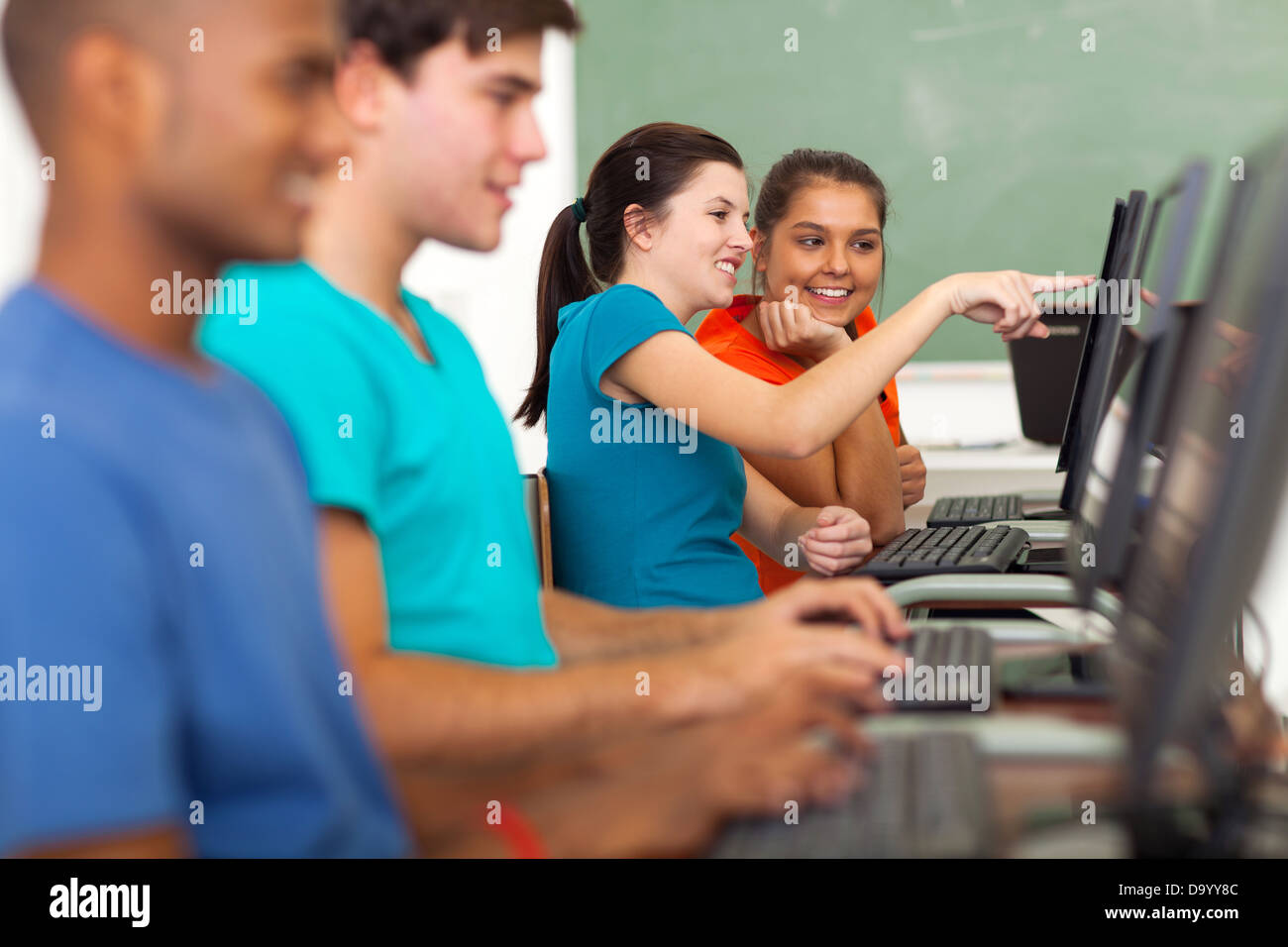 Adolescente Ayudando Fotografías E Imágenes De Alta Resolución Alamy
