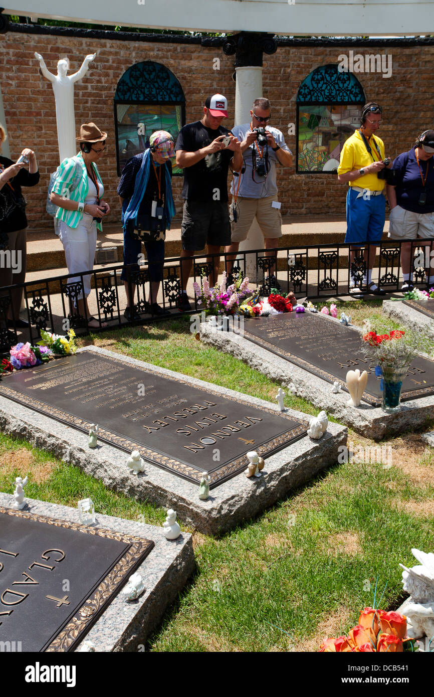 El Memorial Garden Con Las Tumbas De Elvis Presley Y Sus Padres En